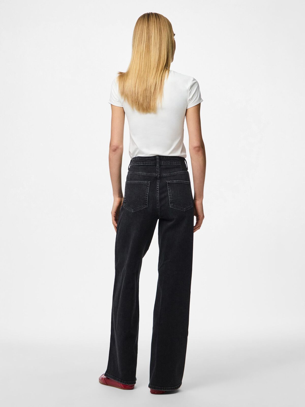 PCSILKE MW WIDE FIT JEANS | Sort | PIECES® Danmark